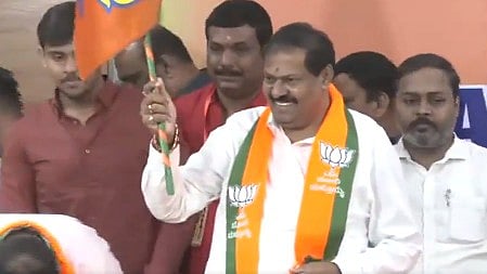 Former Congress MLA Akhanda Srinivas Murthy joins BJP