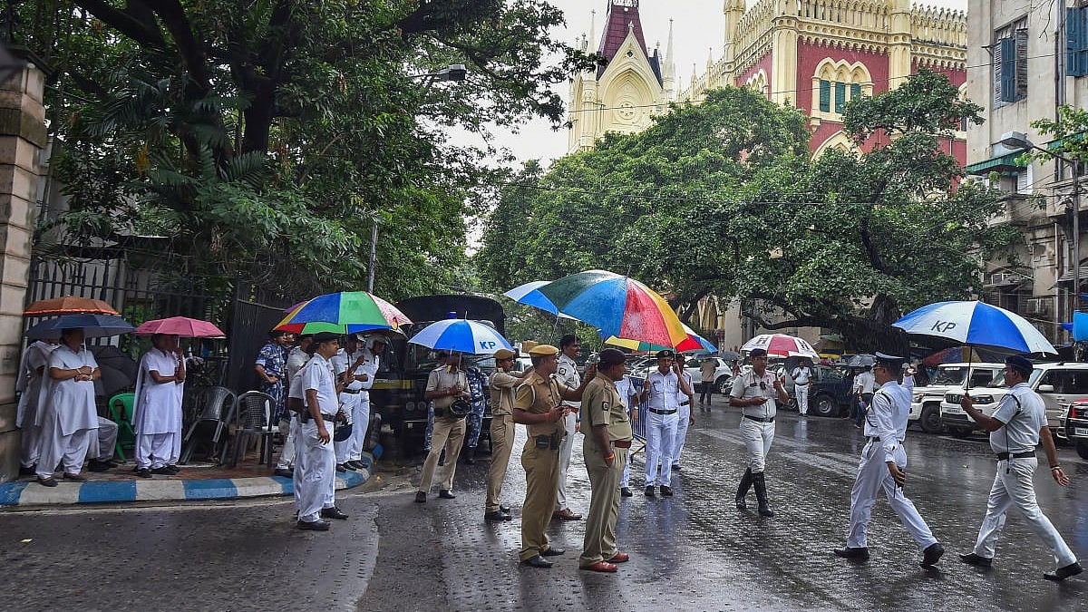 Businessmen, hawkers clash in Kolkata's New Market