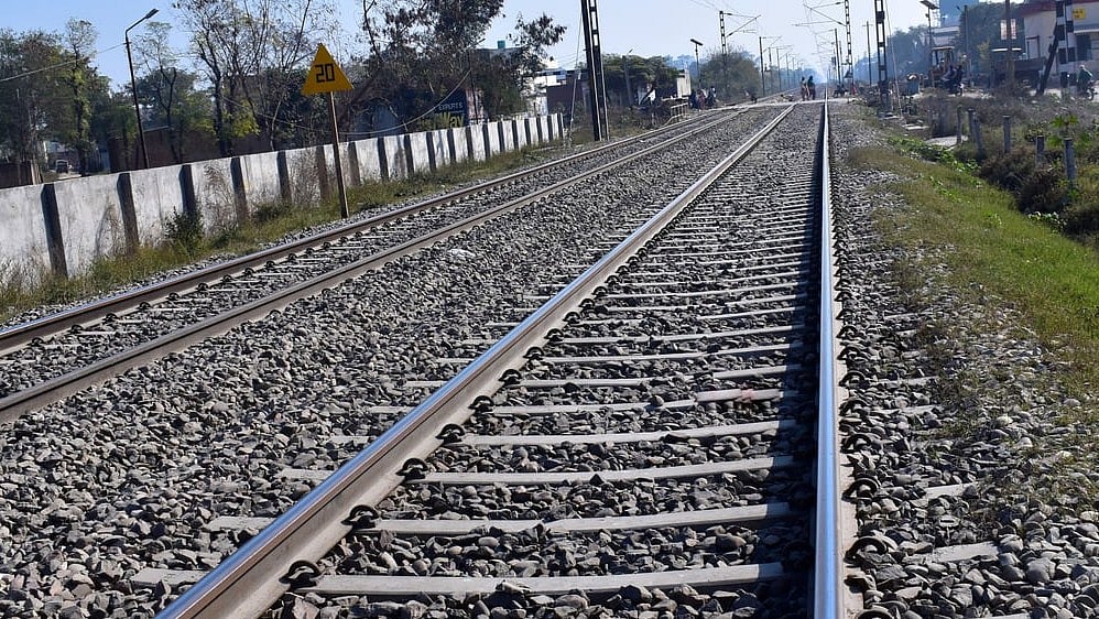 Man kills niece and nephew, jumps in front of moving train in Jaipur