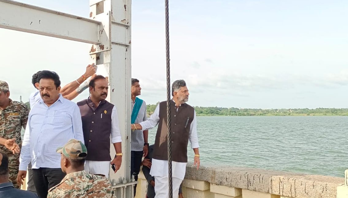 D K Shivakumar news: Karnataka deputy CM visits Krishna Raja Sagara dam ...