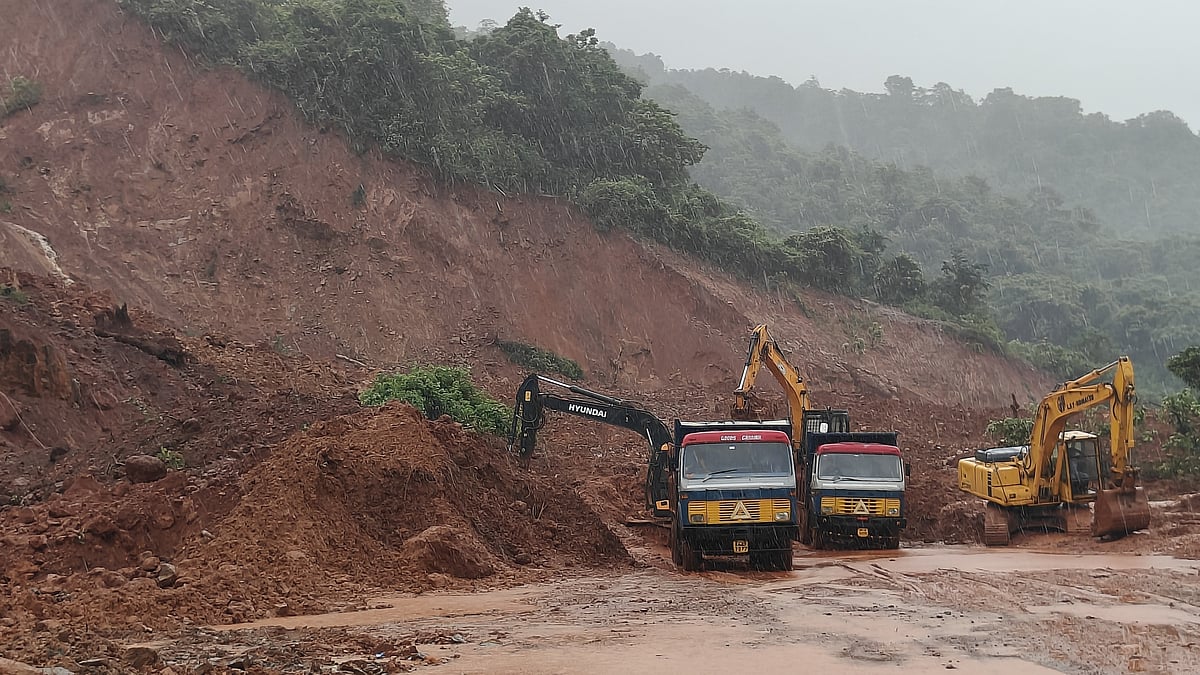 Landslide hit Shirur highway in Uttara Kannada opened for few hours
