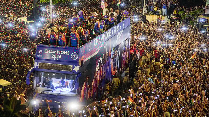 Team India's open-top bus parade draws massive crowd at Marine Drive