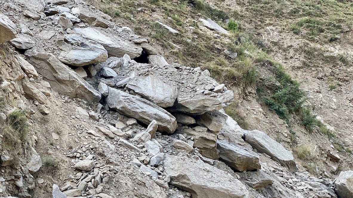 Boulders from hill fall on Mumbra bypass road in Thane district; none hurt