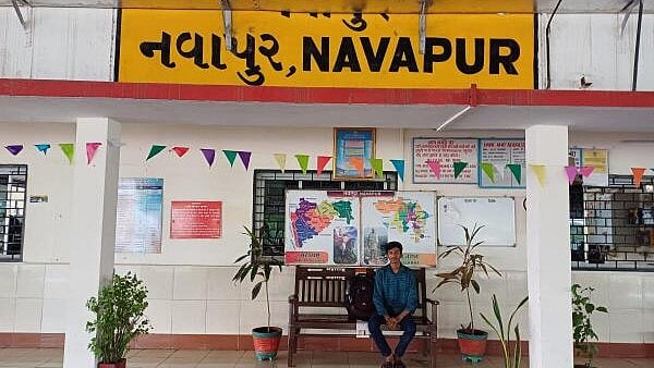 A day at Navapur railway station