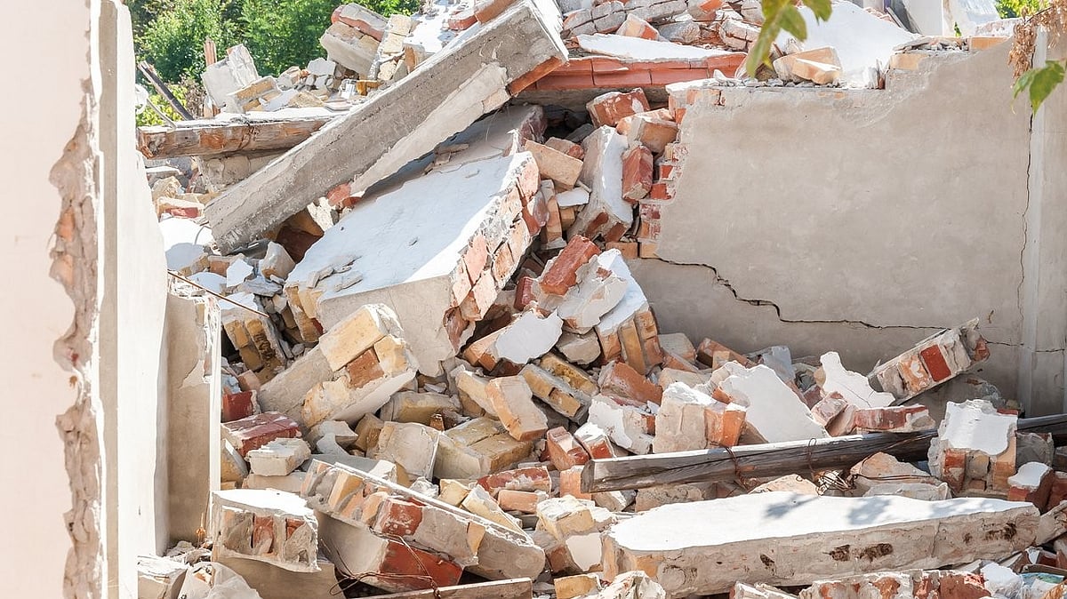 Kolkata Building Collapse: One Injured as Part of Century-Old Structure ...