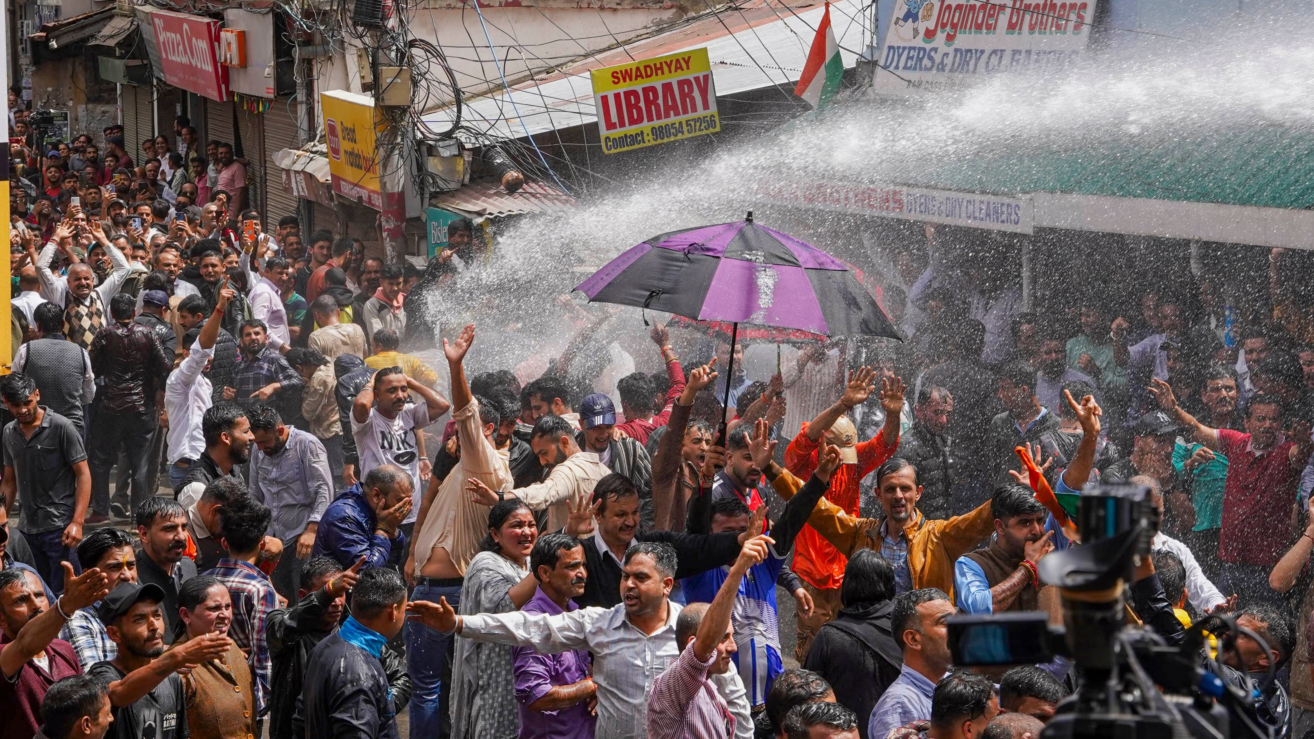 Shimla mosque protest: Tension erupts as protesters breach barricades ...