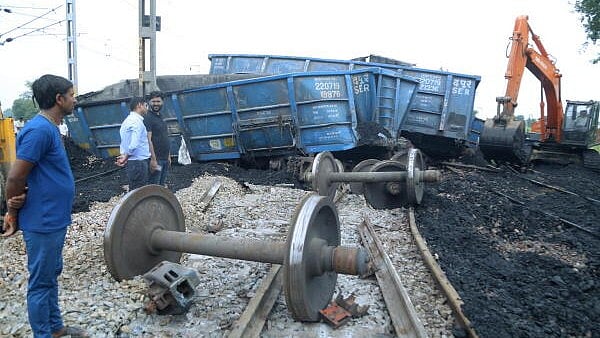 Mathura train derailment: 500 workers at site to clear track, panel to ...