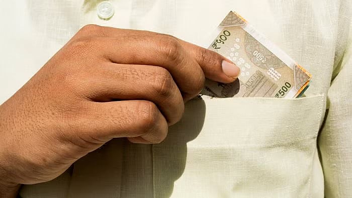 Delhi Vigilance Nabs ASI Taking Rs 2 Lakh Bribe from Retired Cop in ...