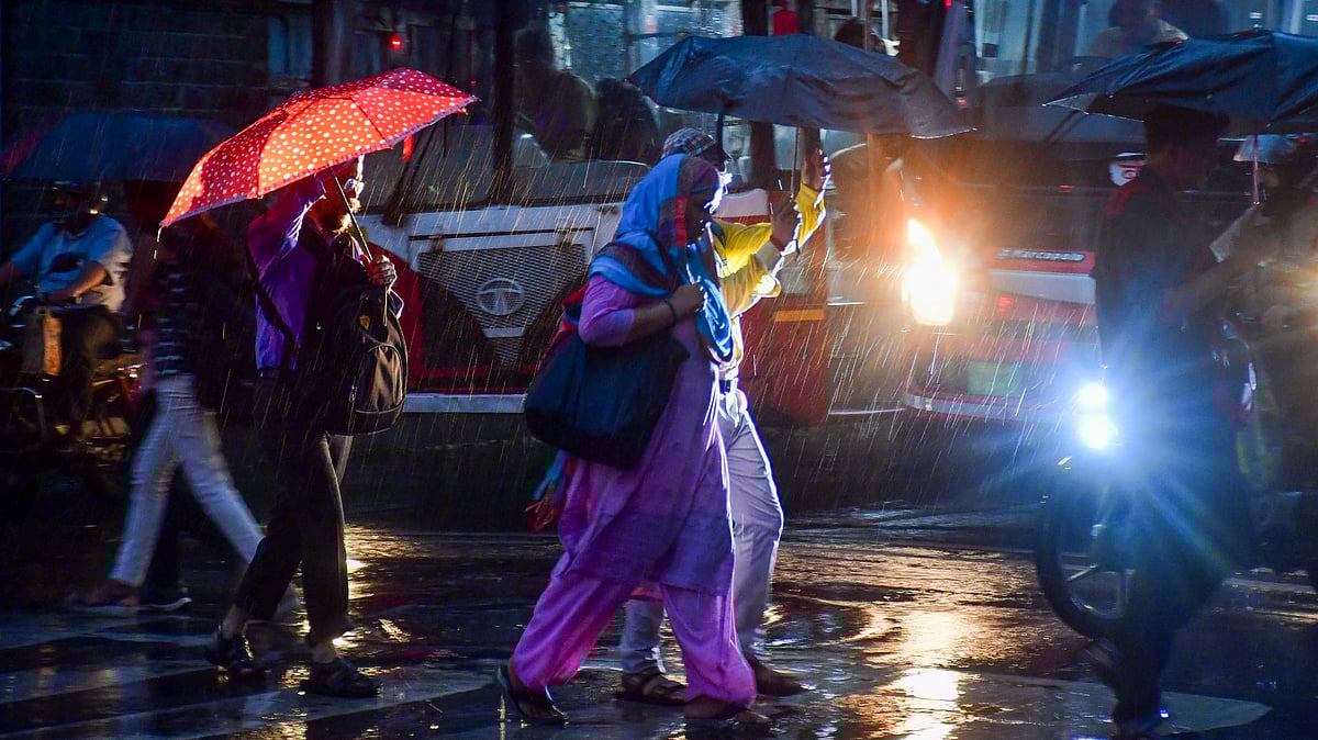 Drizzle in parts of Mumbai; IMD issues yellow and orange alerts for ...