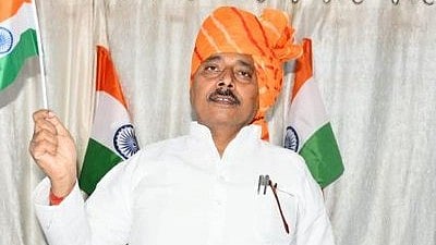 Video shows BJP MLA prostrating before MP police officer, alleging cops ...