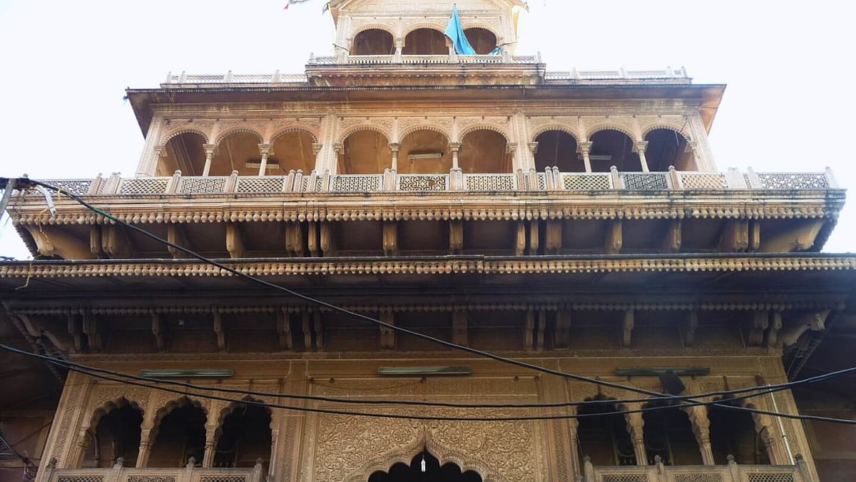 Vrindavan temple urges visitors to not wear skirts, torn jeans while ...