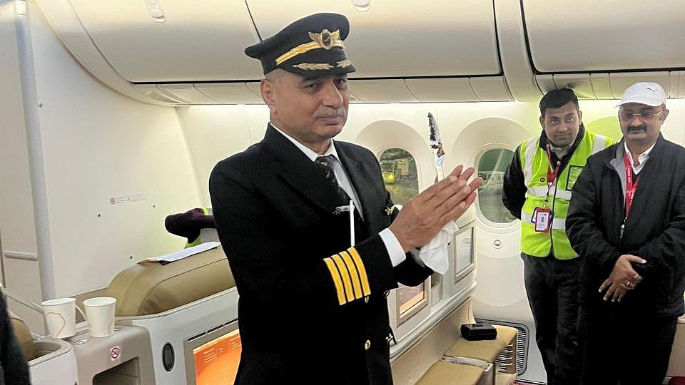 Captain Devi Sharan, pilot of hijacked Indian Airlines flight IC 814 ...