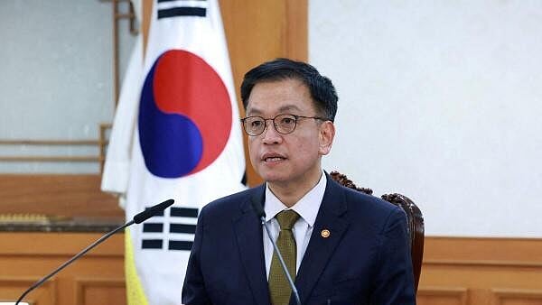 Two weeks in, South Korea's latest leader Choi walks political tightrope