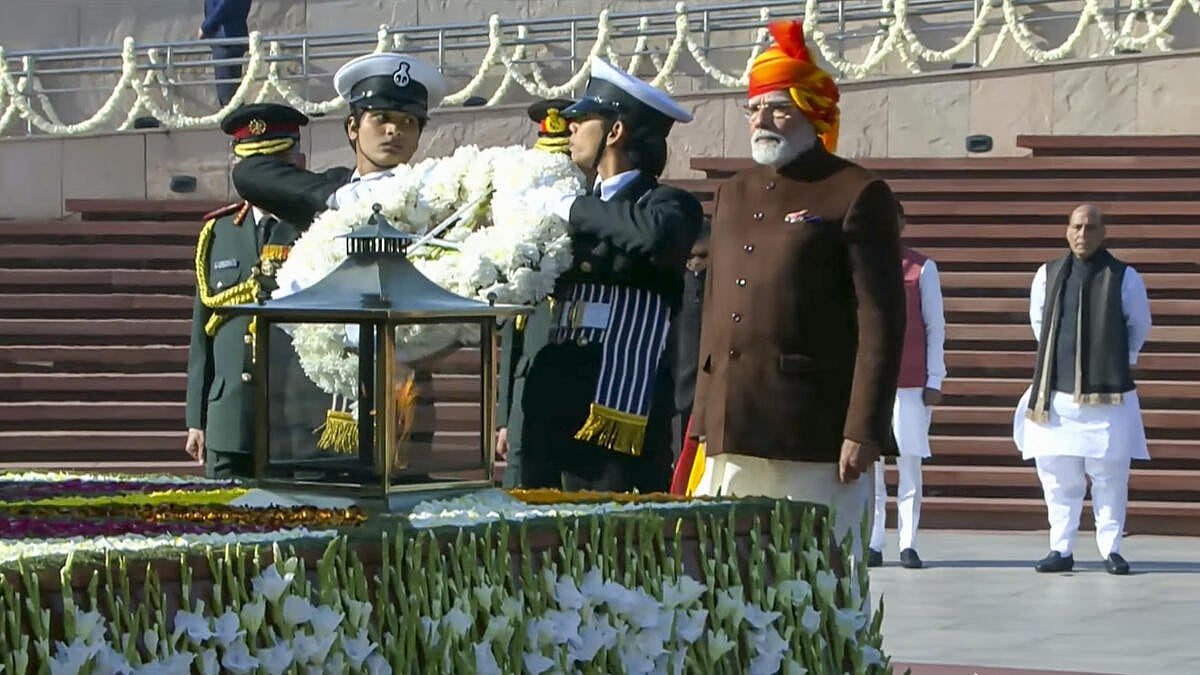 PM Modi pays tributes at National War Memorial on Republic Day