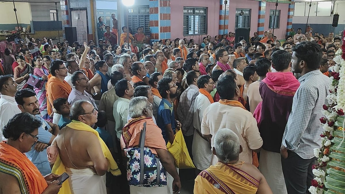 Koppal Rayara Mutt property issue: Devotees stage protest