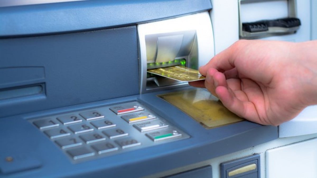 ATM Heist Foiled: Thieves Fail to Pull SBI Machine Using SUV in Maharashtra
