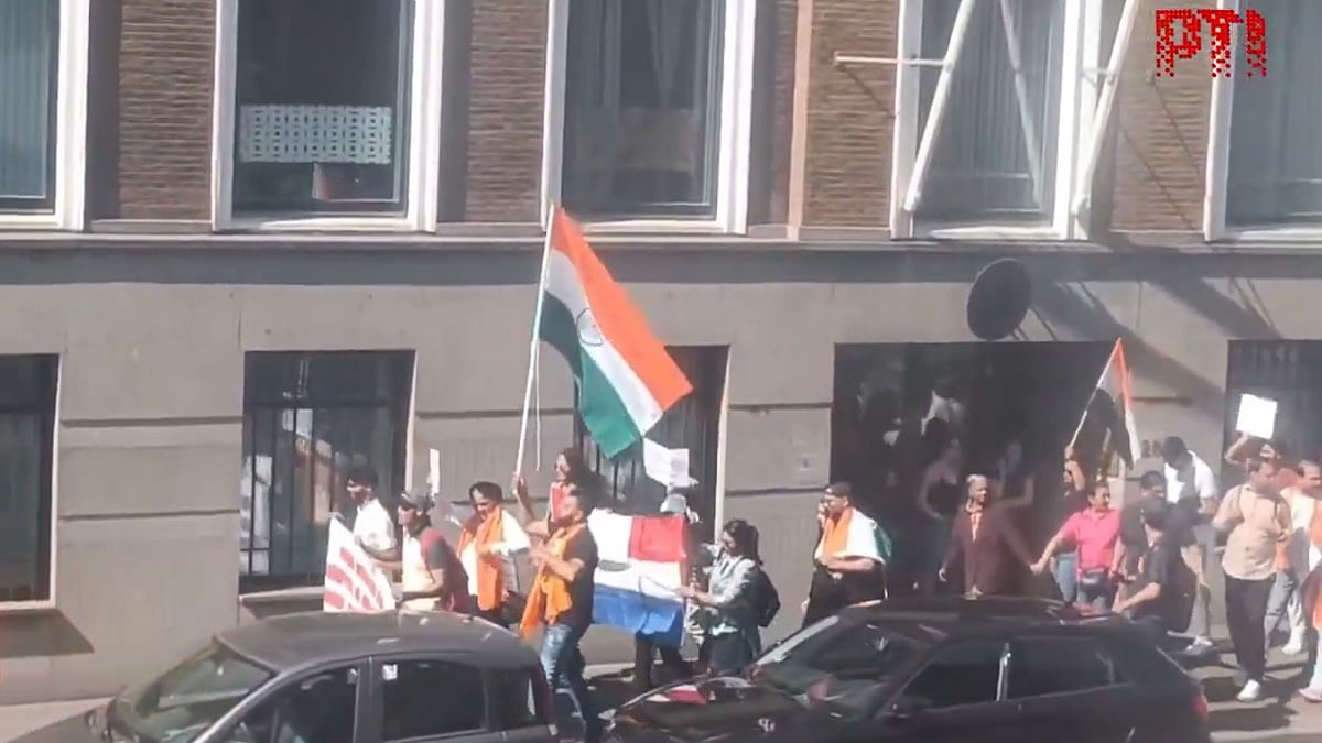 Indo-Pak Tensions Highlights | Indians protest outside Pakistan Embassy ...