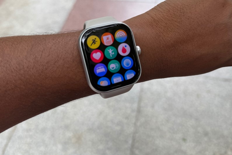 Budget Smartwatch Review: Redmi Watch Move impresses with premium ...