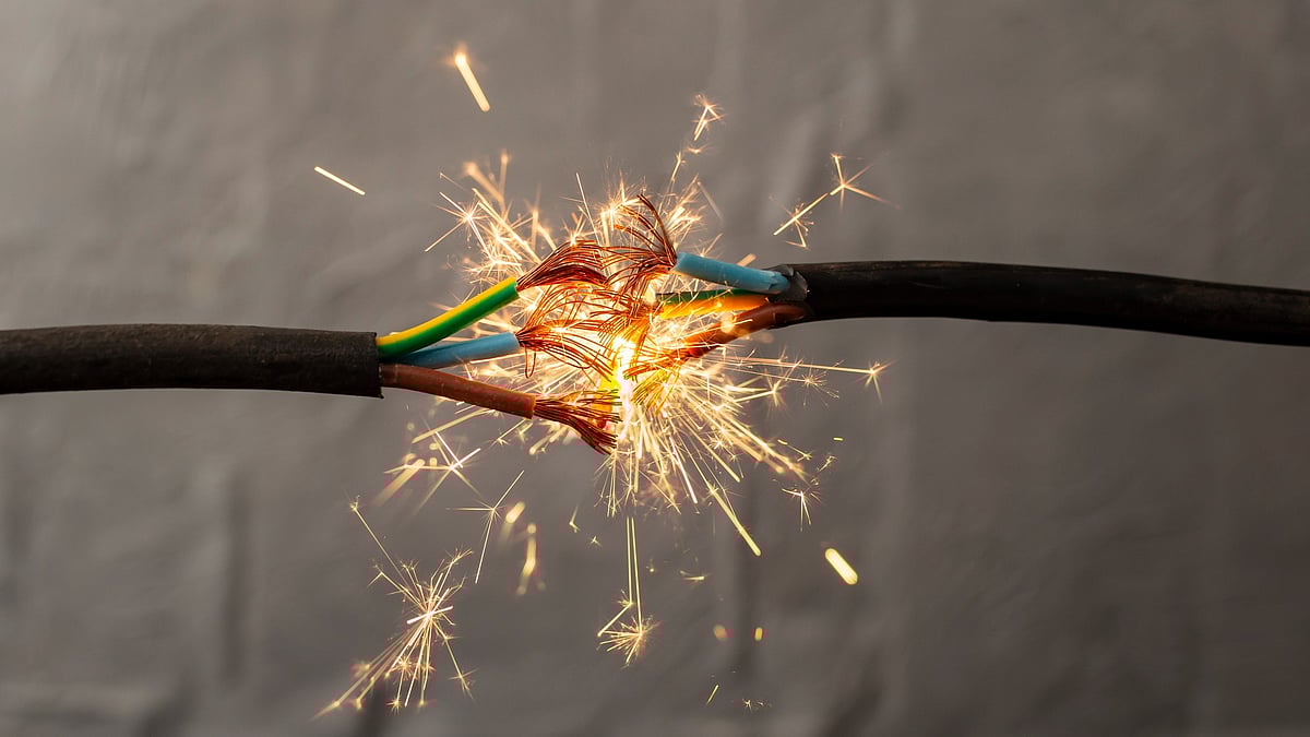 Hyderabad Electrocution: 2 Die as Snapped Power Line Falls on Pavement