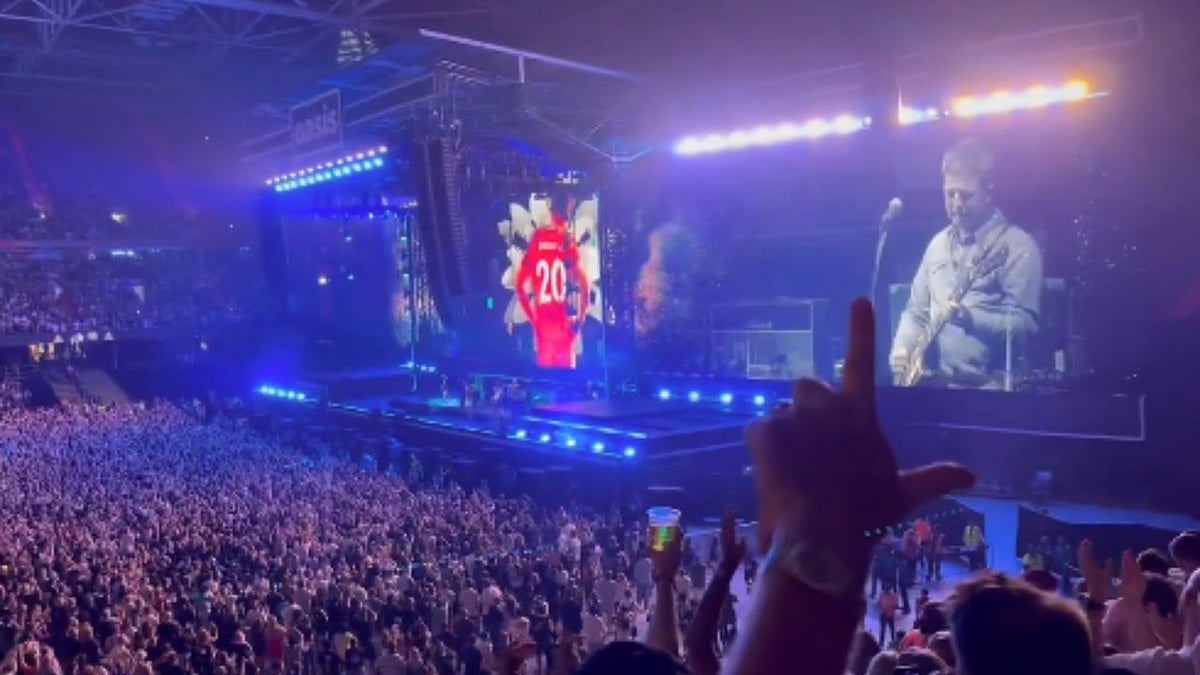 Oasis Pays Tribute to Diogo Jota with ‘Live Forever’ at Reunion Concert ...