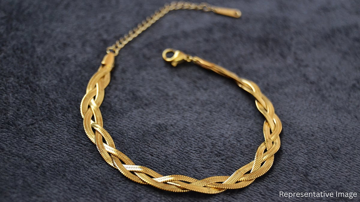 Bihar Electoral Scam: Imposters Steal Gold Chain in Saran