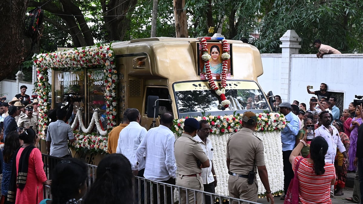 Saroja Devi Funeral: 'Kannadathu Paingili' laid to rest with state honours