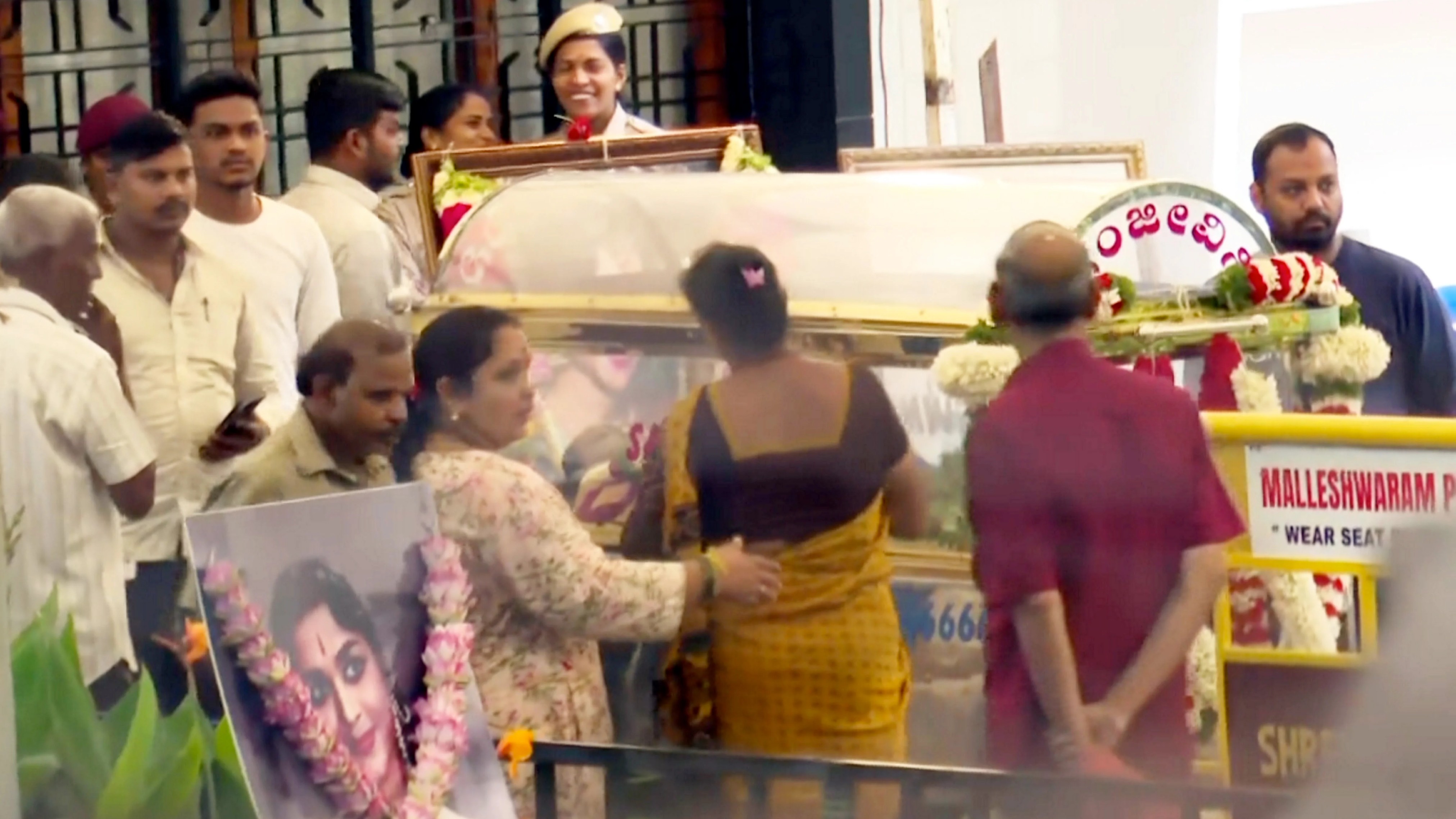 Saroja Devi Funeral: 'Kannadathu Paingili' laid to rest with state honours