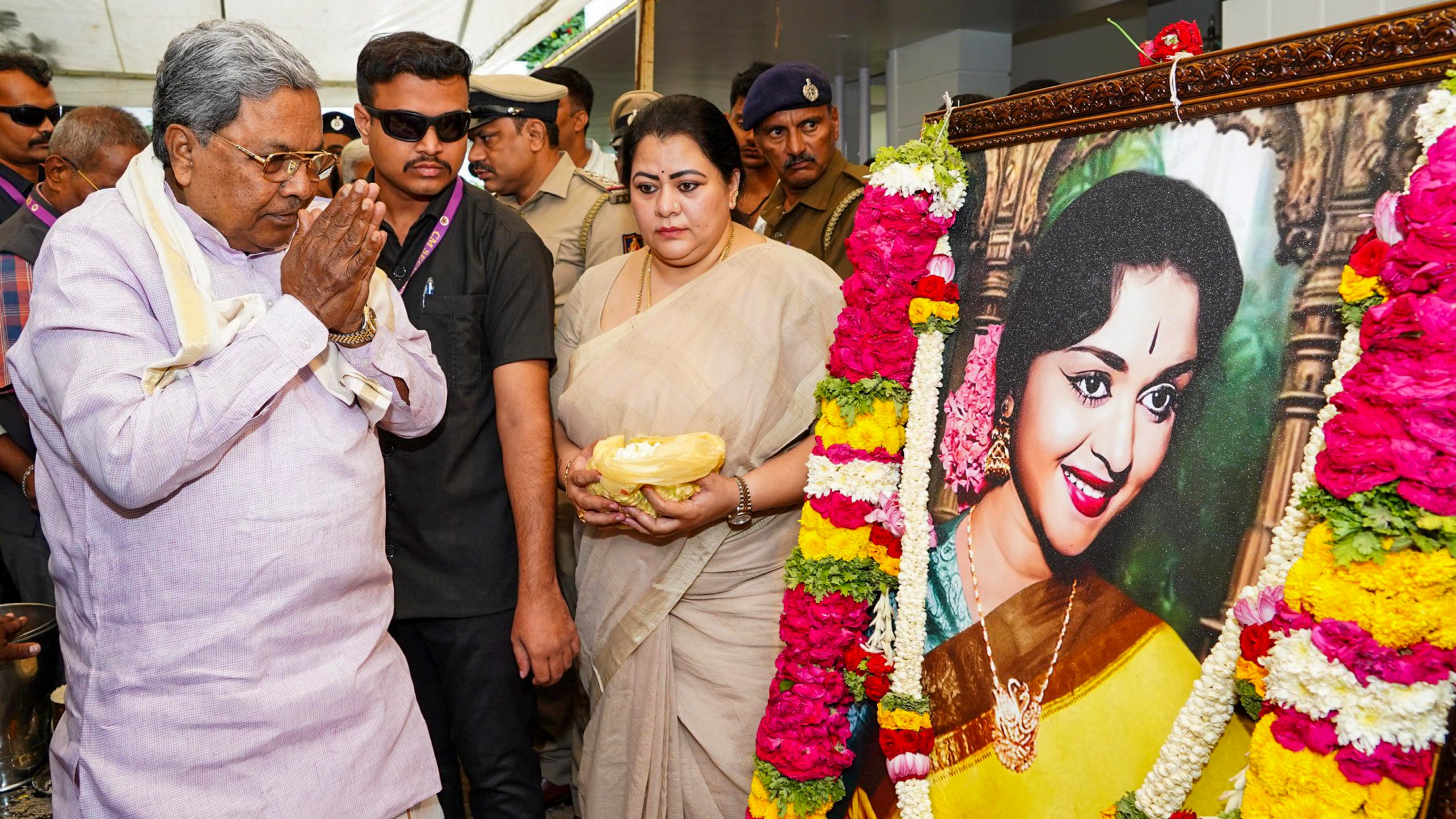 Saroja Devi Funeral: 'Kannadathu Paingili' laid to rest with state honours