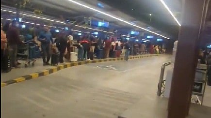 Bengaluru Airport Taxi Chaos: Video of endless queue at Bengaluru ...