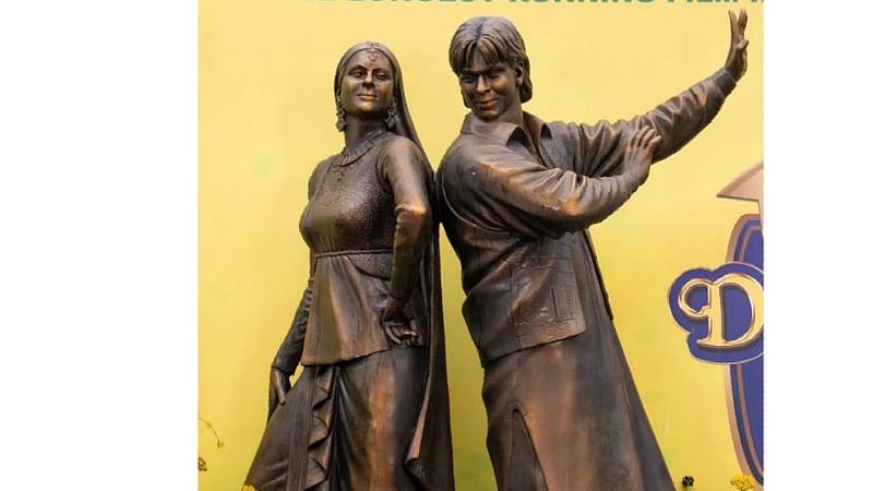 Shah Rukh Khan & Kajol Unveil Iconic ‘DDLJ’ Bronze Sculpture at London ...
