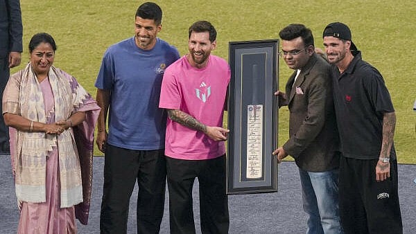 Rekha Gupta faces 'AQI' chants during appearance at Lionel Messi event ...