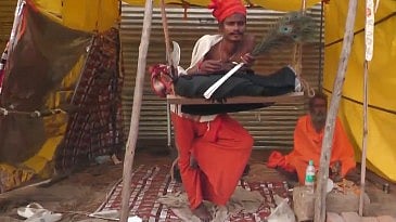 Magh Mela 2026: Sadhu Standing on One Foot for 7 Years Goes Viral (Video)
