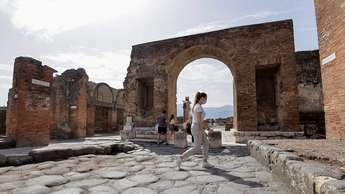 Pompeii Wall Reveals New Love Notes via Digital Scans