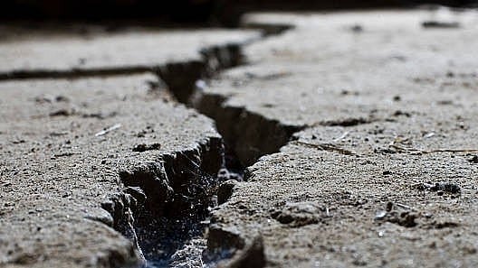 Earthquake in Bangladesh, tremors felt in Kolkata, people rush out of ...