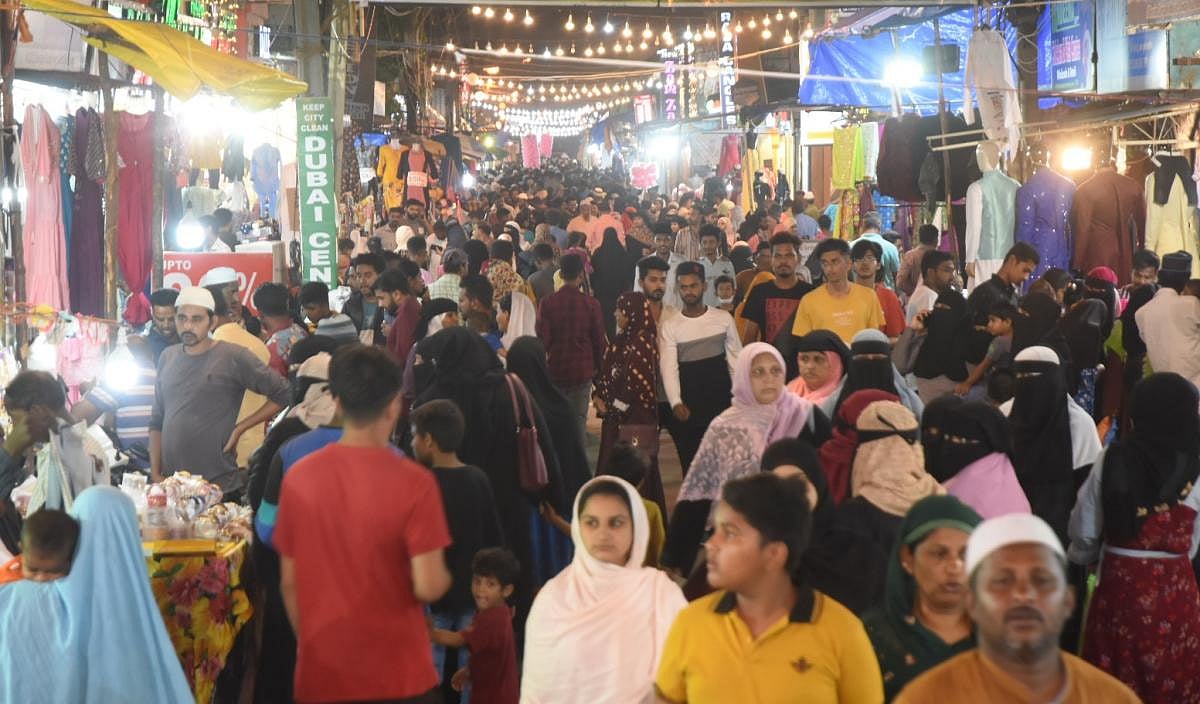 Mysuru’s Meena Bazaar Bustles with Shoppers Ahead of Ramzan