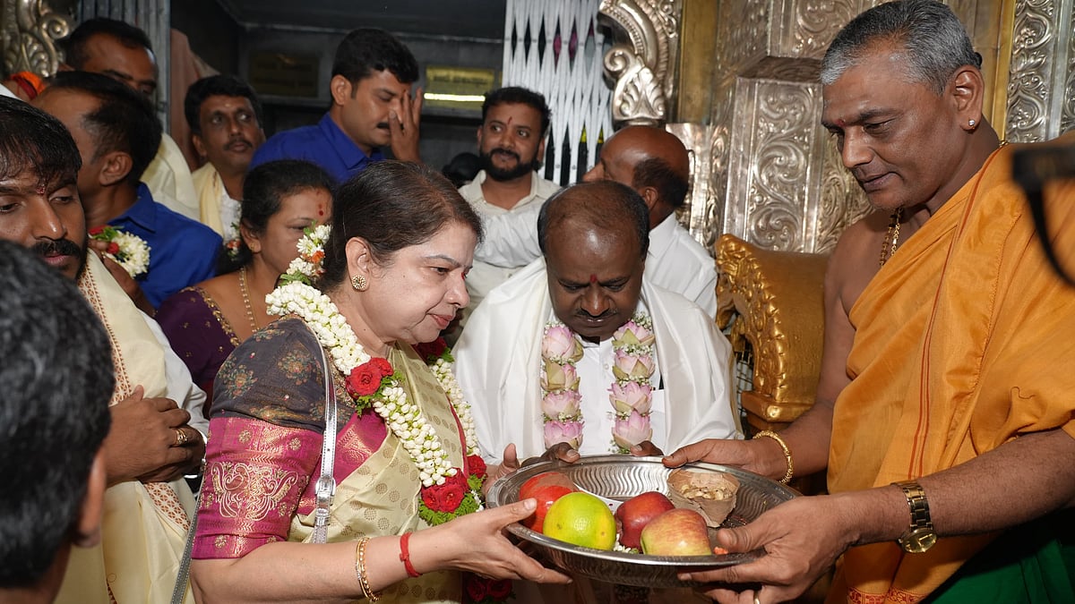 Union Minister HD Kumaraswamy visits temples in Mysuru; offers ...