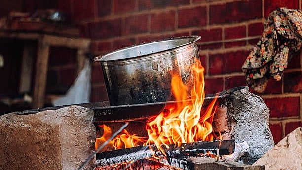 Only 30% Karnataka households cook with LPG, majority rely on firewood ...