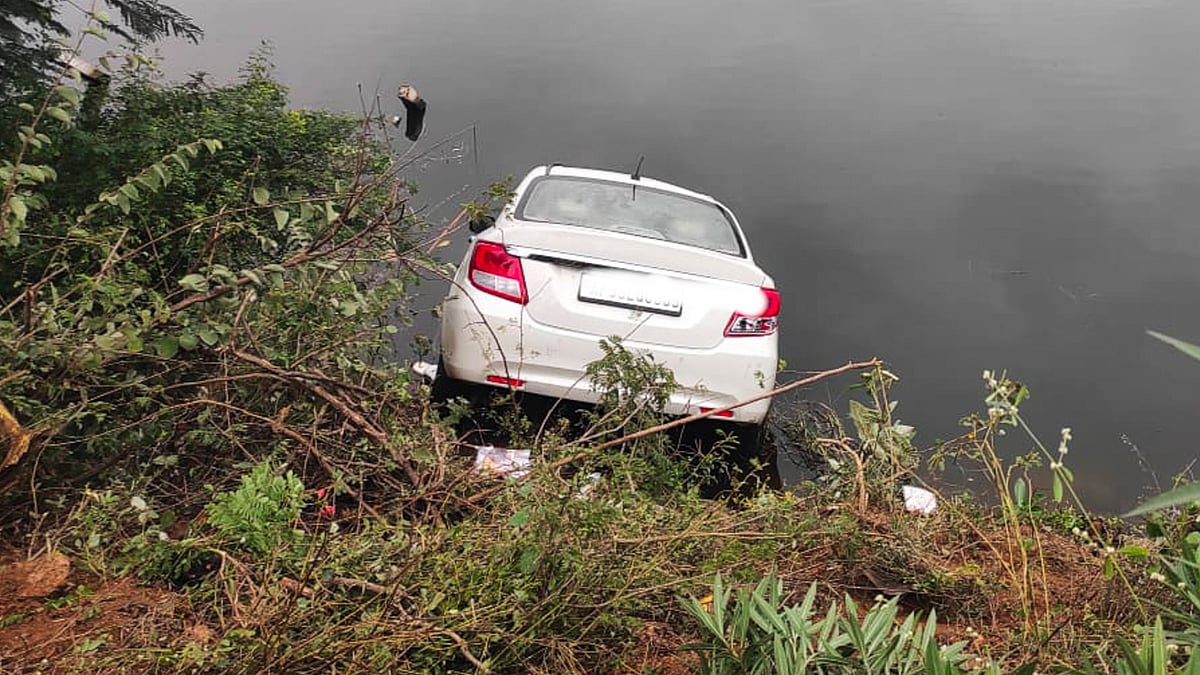 Davanagere accident: Car plunges into lake at Hadadi, driver escapes safely