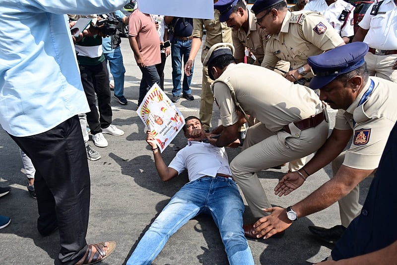Siddaramaiah loyalists protest CM's resignation, block convoy outside ...