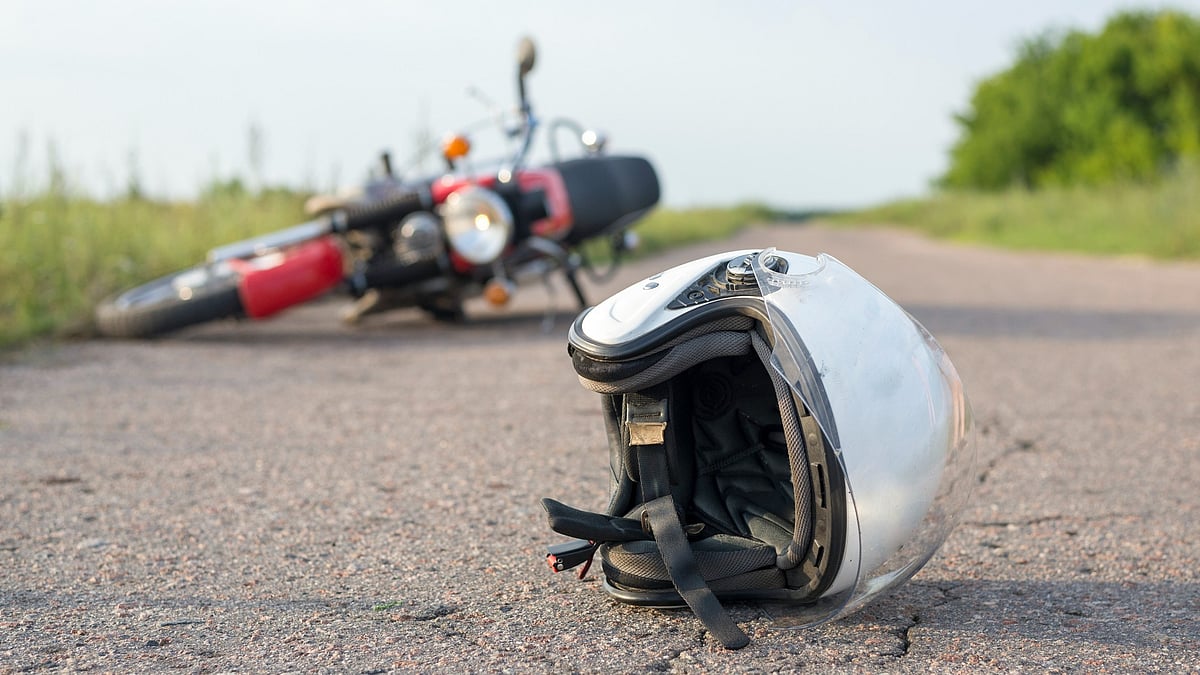 Mini bus rams two-wheelers, two dead near Bengaluru's Banashankari