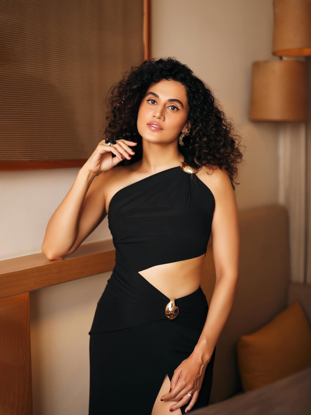 Taapsee Pannu: Actor warns girls against flat midriff obsession