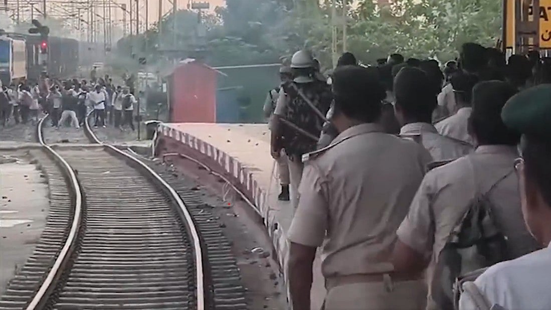 Bihar police exam: Chaos at Patliputra station as candidates block ...