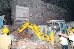 40 feared dead in Bellary as building collapses