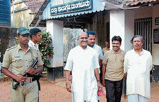 Muthalik meets Prasad in jail