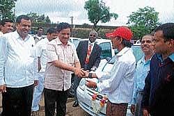 10 beneficiaries get cars in Madikeri