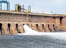 Temporary crest gate crashes at KRS