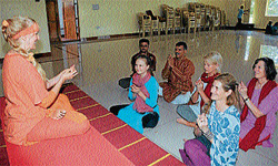 Kaliji demonstrates Triyoga in city