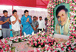 Thousands pay tributes to Raj
