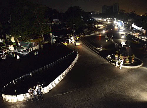 Seemandhra remains without power as strike continues