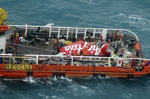 AirAsia captain left seat before jet lost control: sources